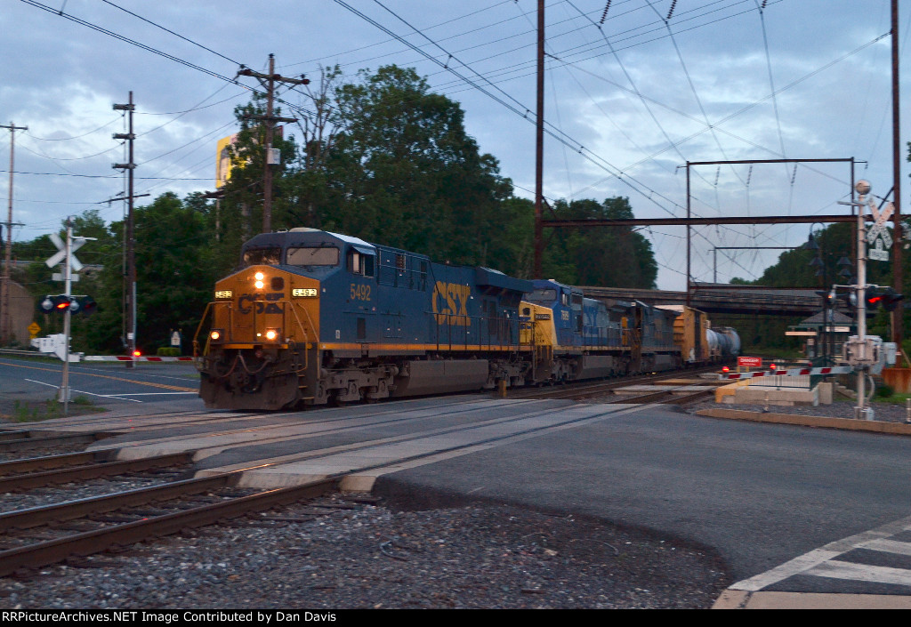CSX ES40DC 5492 leads Q438-22